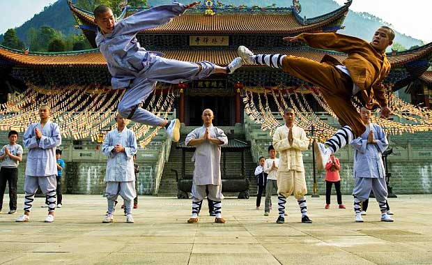 Breathtaking Photos of Shaolin Monks and Their Gravity-Defying Moves ...