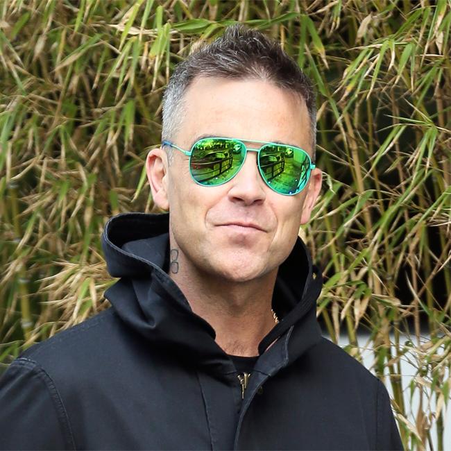 Robbie Williams eats his own toenails - Its The Vibe