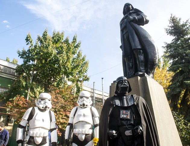 Ukraine Converts Lenin Statue To The Dark Side - Standard News