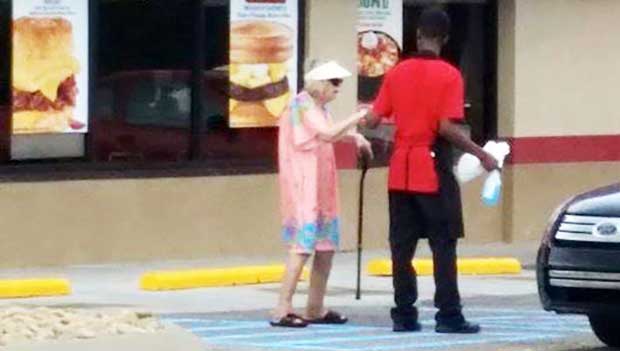 Restaurant Employee Gets Huge Surprise After His Kind Gesture Is Caught ...