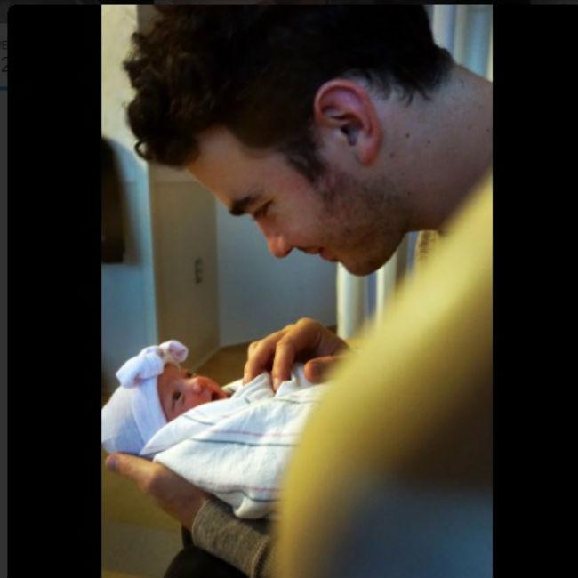 Kevin Jonas shares picture of daughter - Its The Vibe