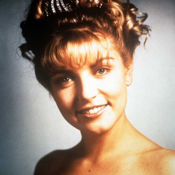 'Twin Peaks' Returns! See the Cast of the Show 25 Years Later