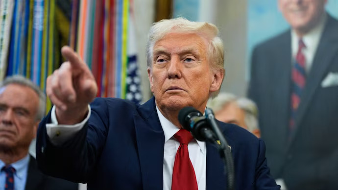 Trump Freezes $2.1 Billion Chicago Transit Projects Amid Shutdown ...